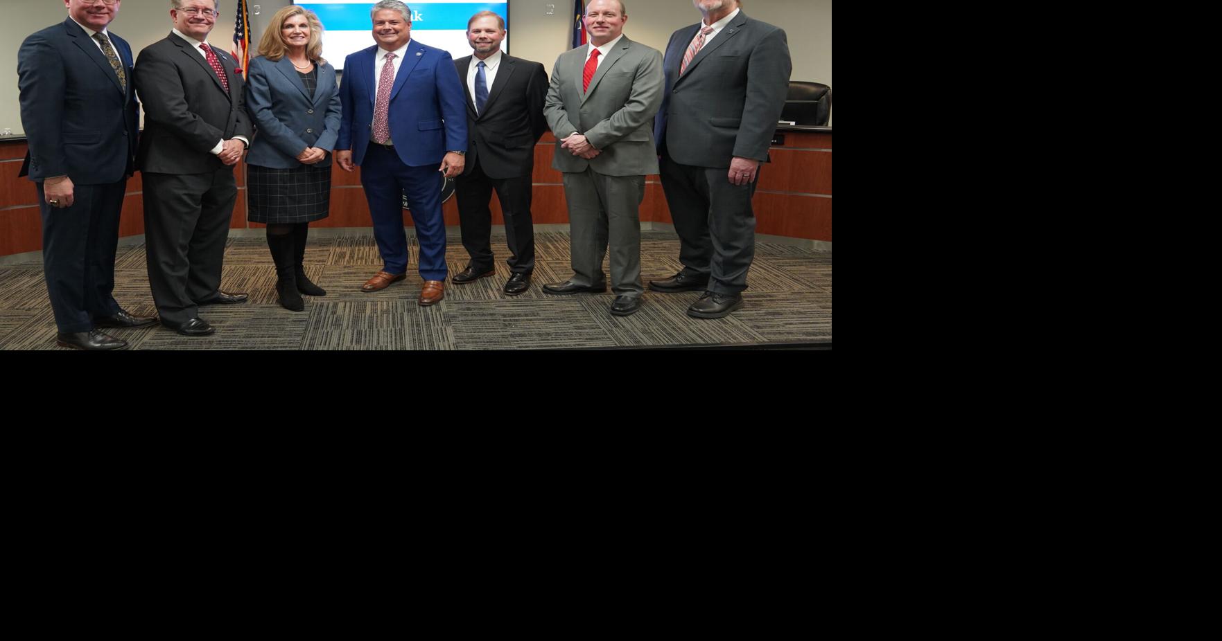Mooresville welcomes new mayor, two commissioners