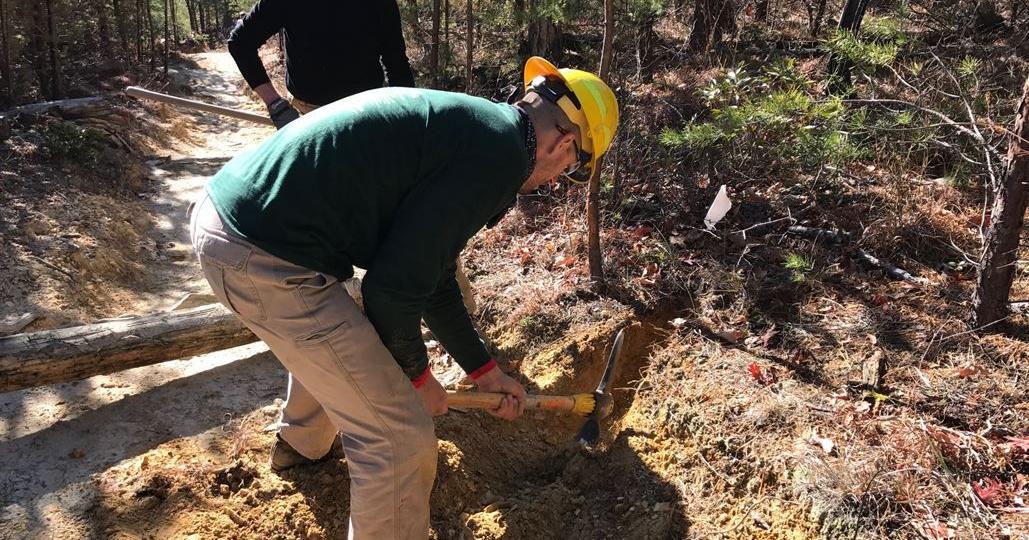 Volunteers make day to clean up hiking trail