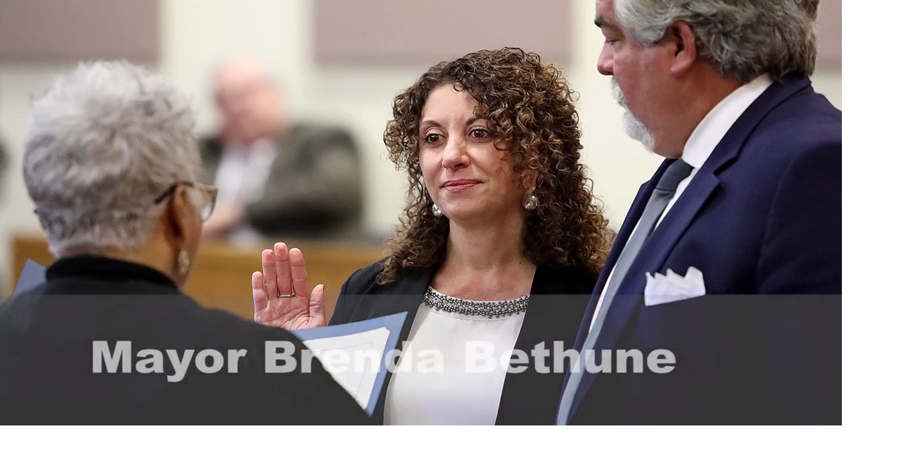 Myrtle Beach's Mayor Brenda Bethune takes the oath | News | myhorrynews.com