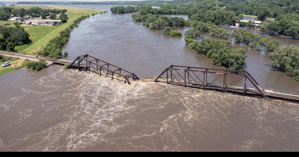 Collapsed rail bridge gets first of 2 controlled blasts in clean up ...