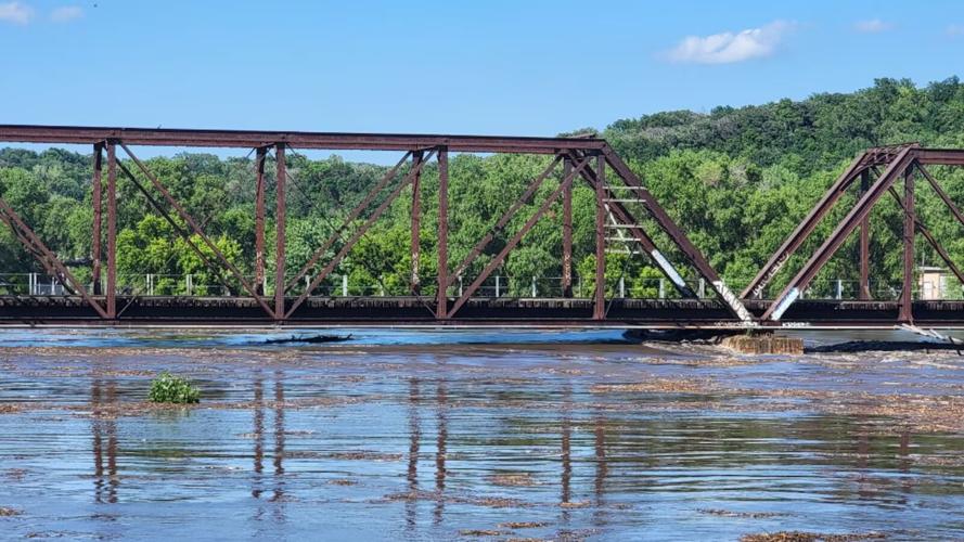 Train bridge collapses in North Sioux City, IA | State News | mykxlg.com