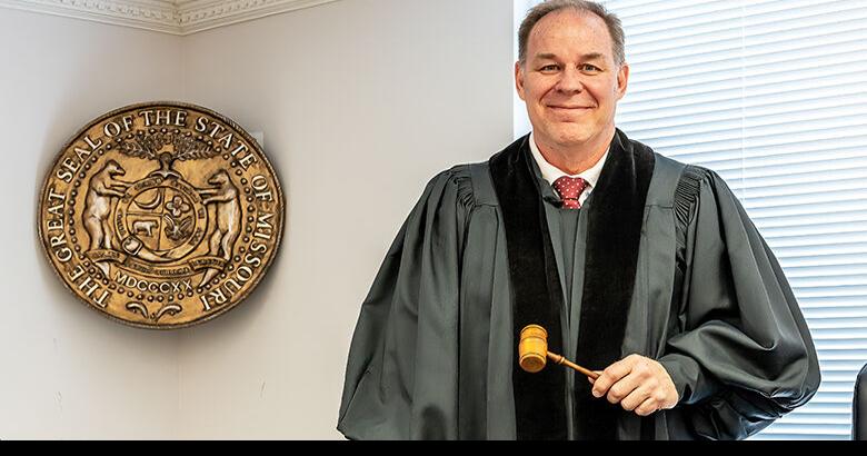 Circuit Judge Joe Rathert uses Irvin Emerson's old robe | Local News ...