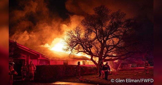 Fort Worth firefighters battle blaze at ranch-style home | North Texas ...