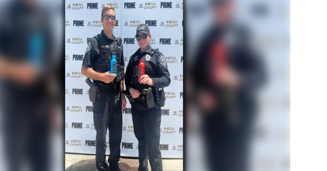 League City Police officers treated to cold drinks during patrol | South Texas | mytexasdaily.com