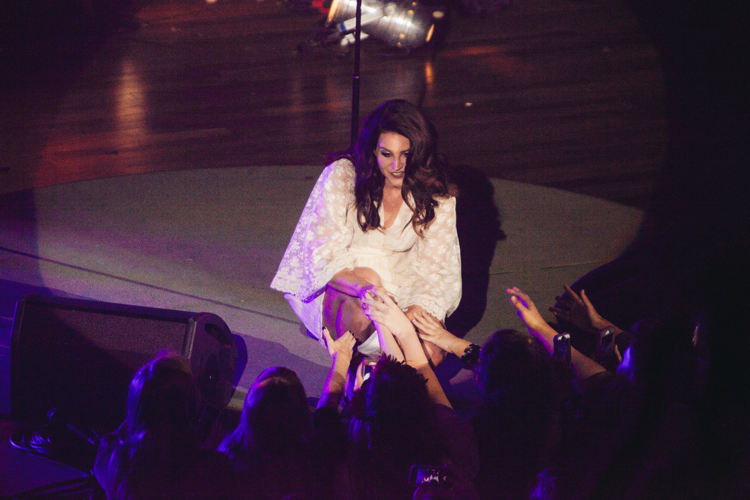 Lana Del Rey w/Jimmy Gnecco at the Ryman, 5/2/14 | Nashville Music News ...