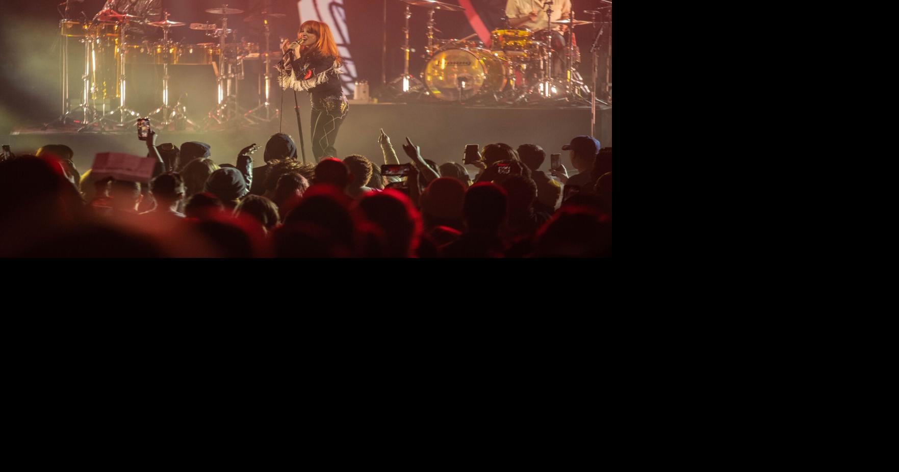 Paramore Rolls Out 15 Years of Hits at the Opry House | The Spin ...