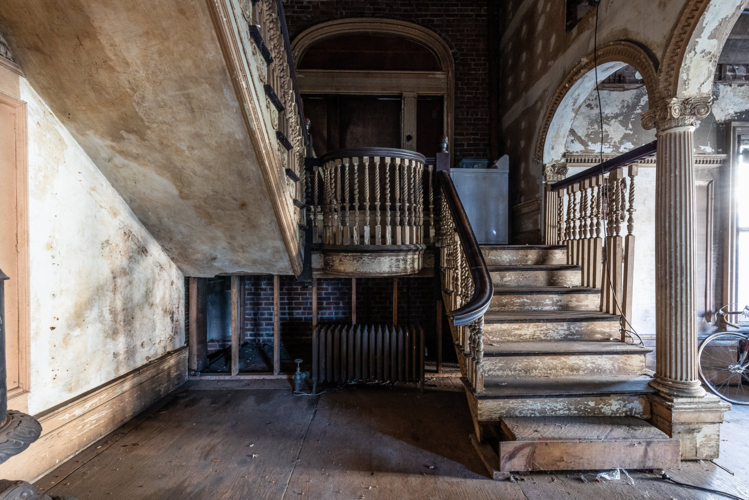 Abandoned mansion built for Wall Street big on sale for nearly $3M | Northwest & National News ...