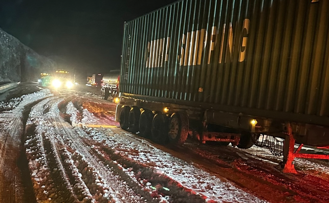 WSDOT responds to Vantage Hill winter weather traffic jam | News ...