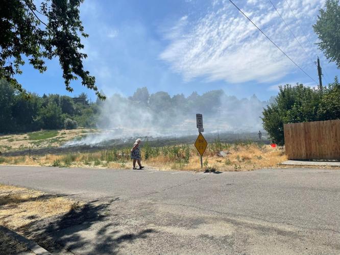 Quick response saves homes from catching fire in Kennewick | Fire ...