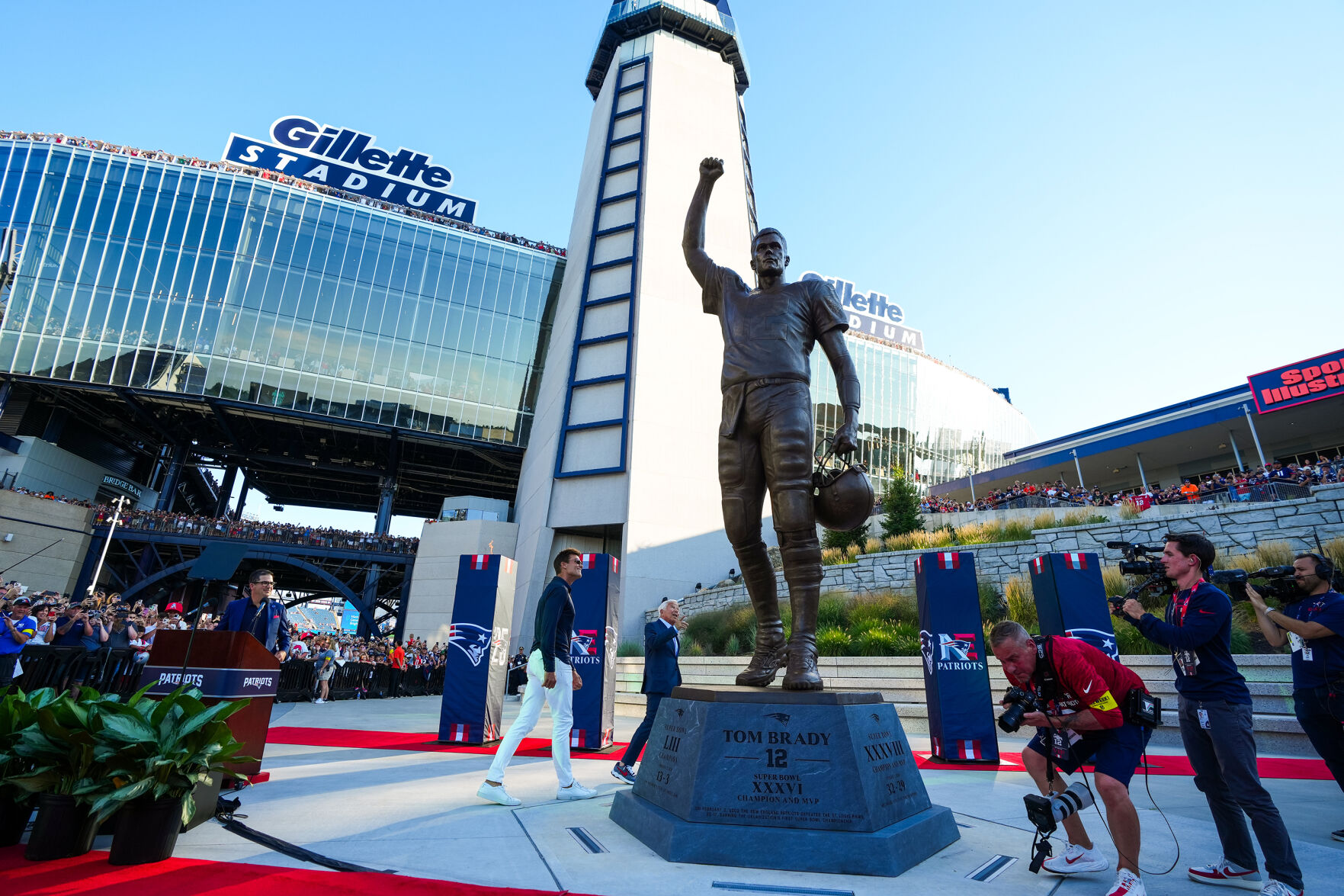 New England Patriots Unveil Monumental Tom Brady Statue At Gillette ...