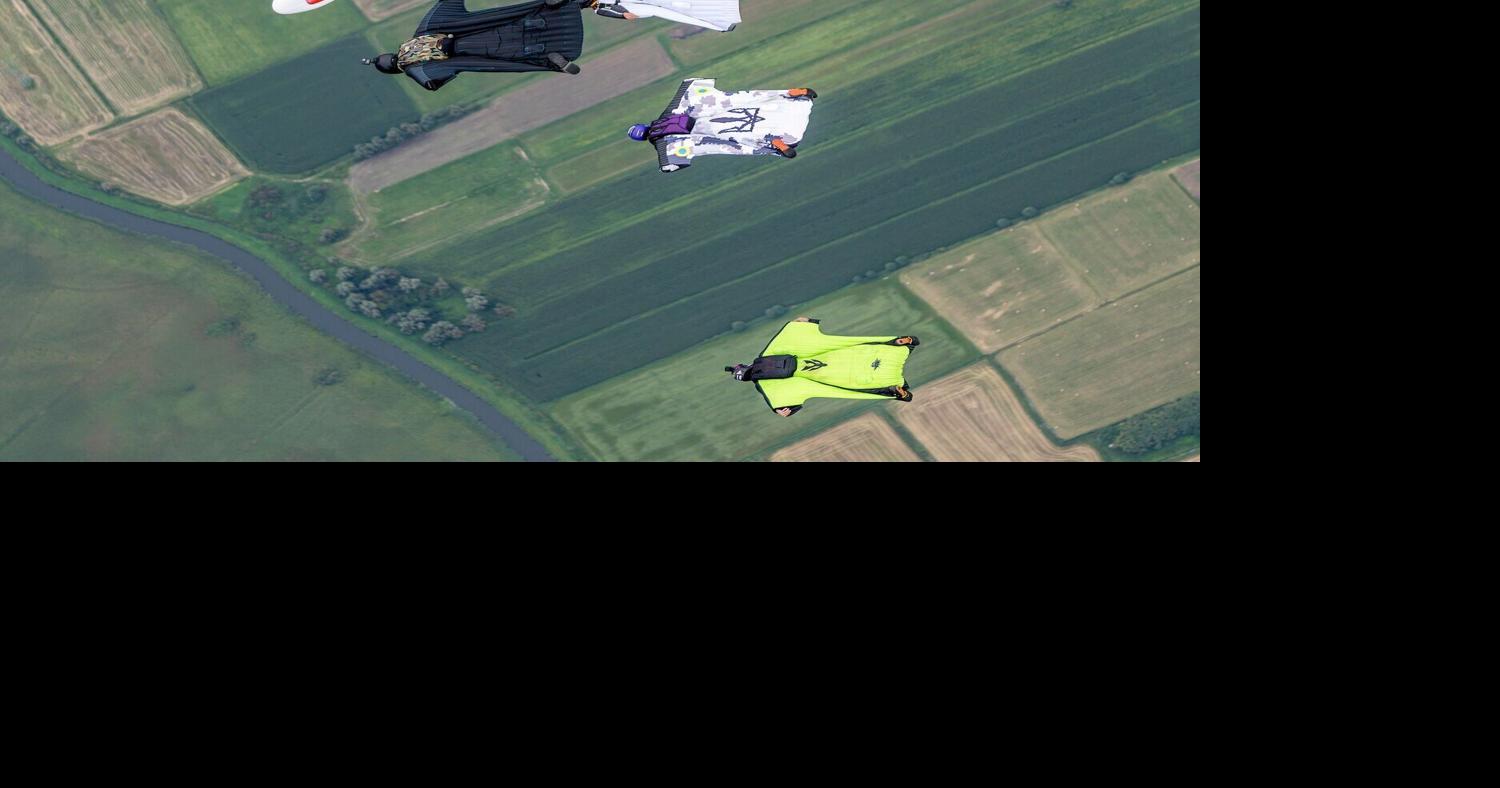 Watch wingsuit skydivers match plane’s 100mph speed at 13,000 feet ...