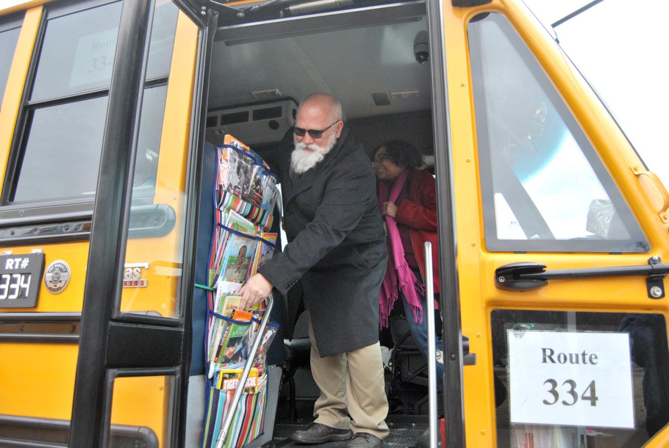 Books on the Bus program | Multimedia | news-daily.com