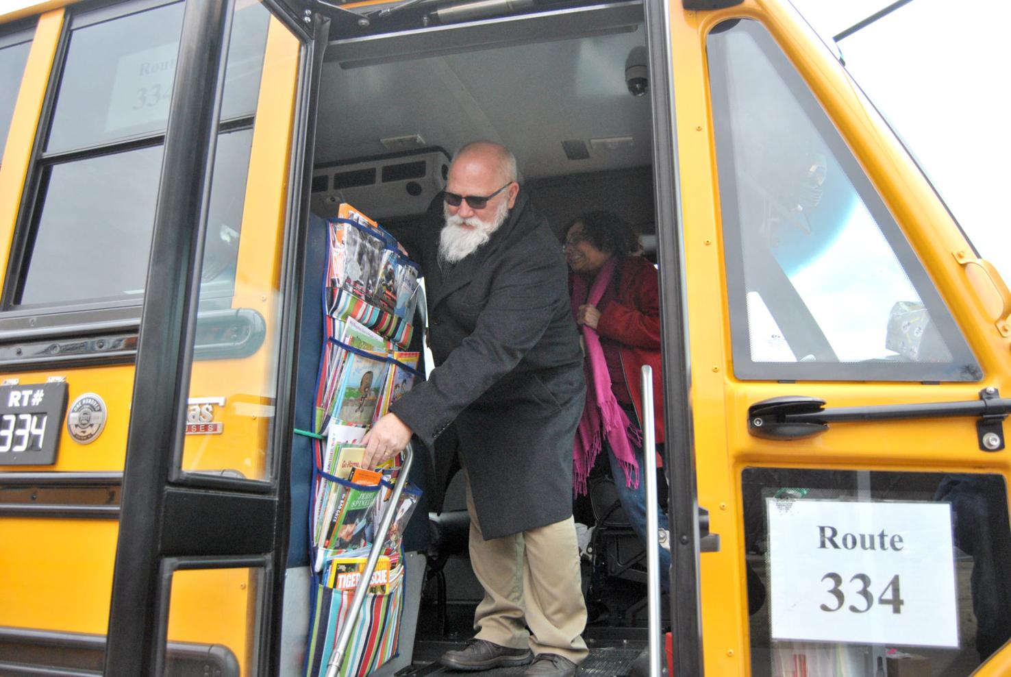 Books on the Bus program | Multimedia | news-daily.com
