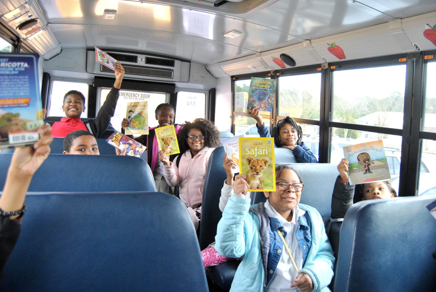 Books on the Bus program | Multimedia | news-daily.com