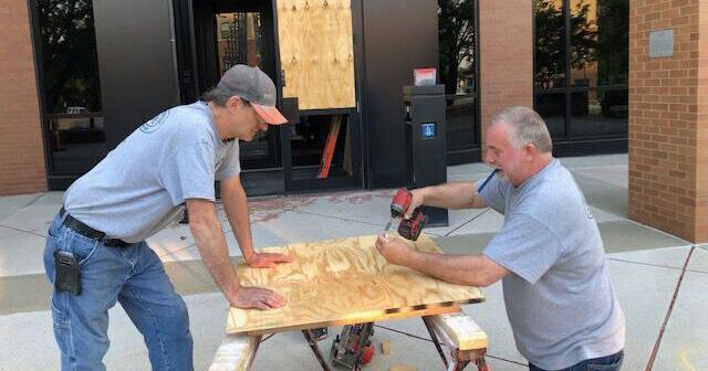 Front doors of state and federal courthouse broken | Courts-police-fire ...