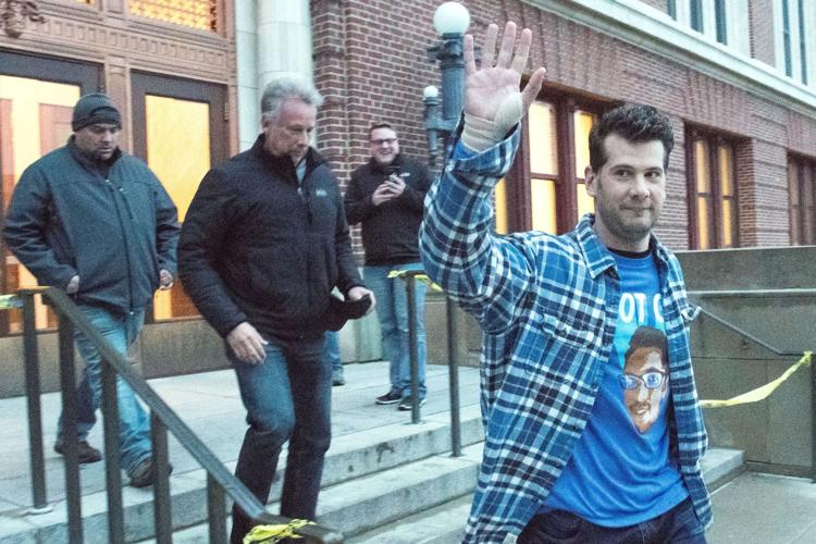 Conservative comedian's live broadcast draws crowd on UI Quad | News ...