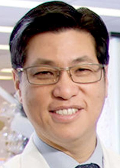 Carle Illinois College of Medicine's first dean retires after five ...