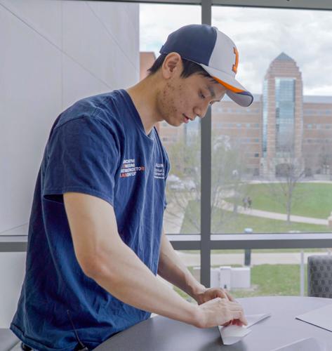 When it comes to paper airplanes, UI student a cut above | University-illinois | news-gazette.com