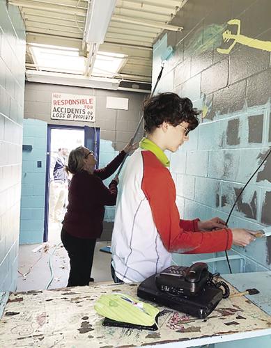 Volunteers paint Hoopeston Swimming Pool | Ford County | news-gazette.com