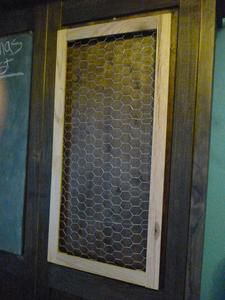 How to DIY a chicken-wire frame for displaying cards and photos ...