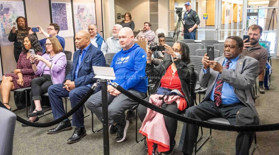 PHOTO GALLERY: DeShawn Williams Swearing In | Multimedia | news-gazette.com