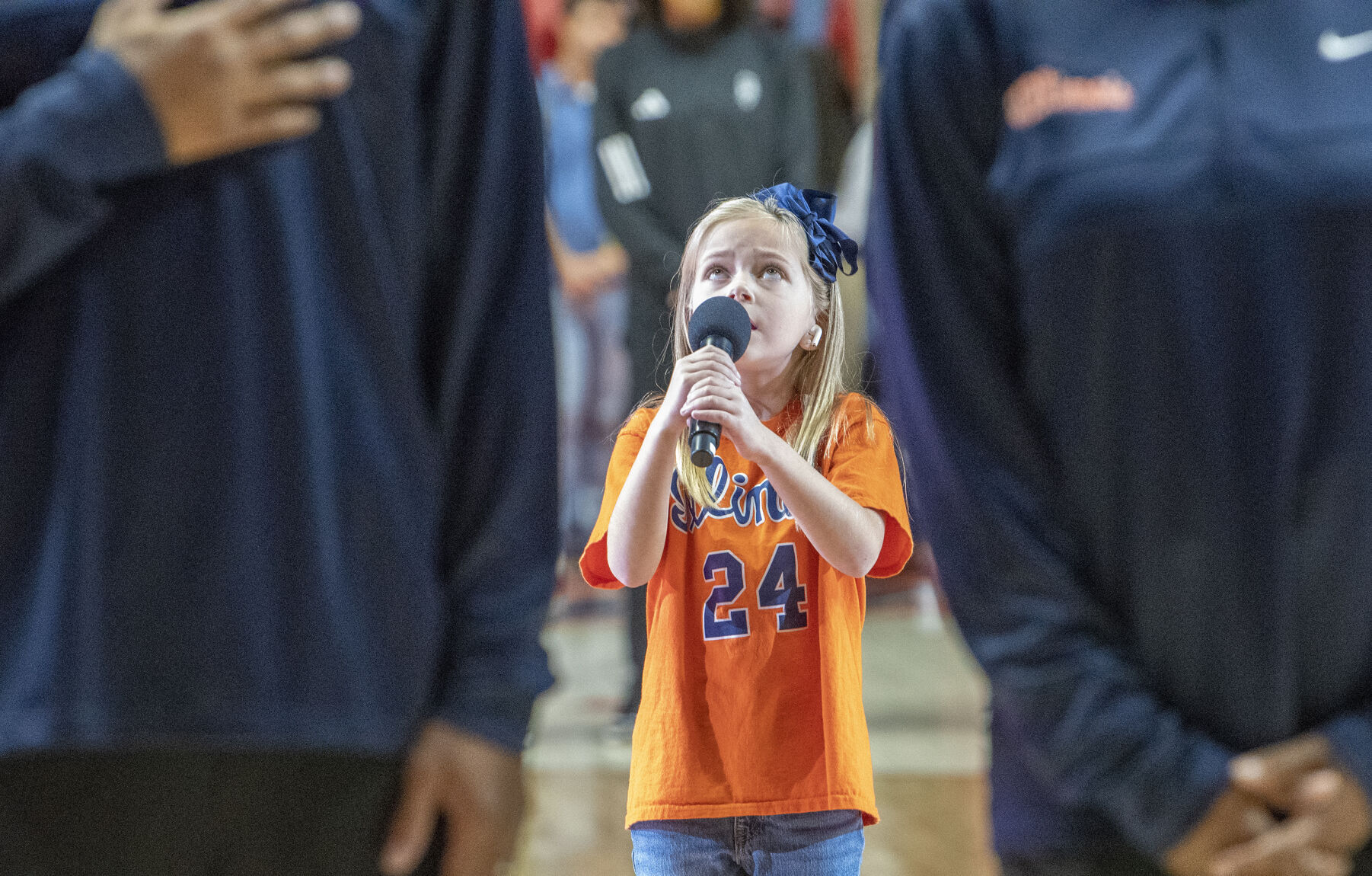 Singing Sidney 7-year-old wows classmates, Illini with anthem at State ...