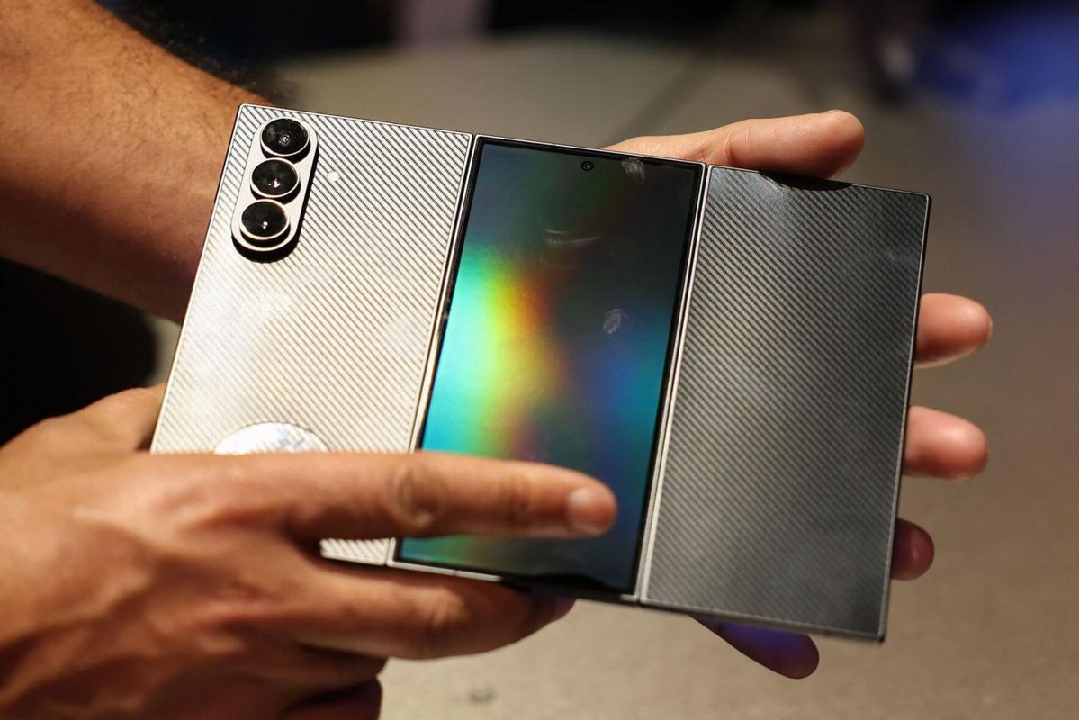 Samsung’s new phone looks straight out of science fiction. I got to try ...