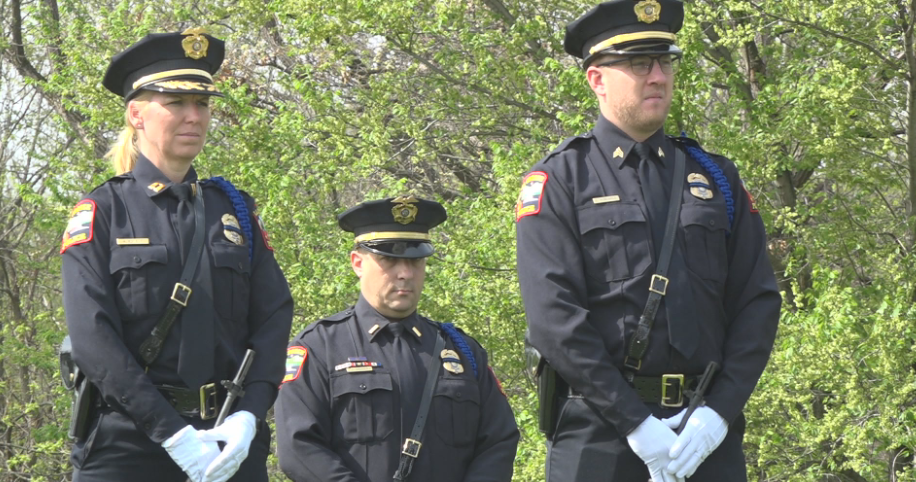 Officers pay tribute to fallen Wisconsin deputies | Holmen | news8000.com