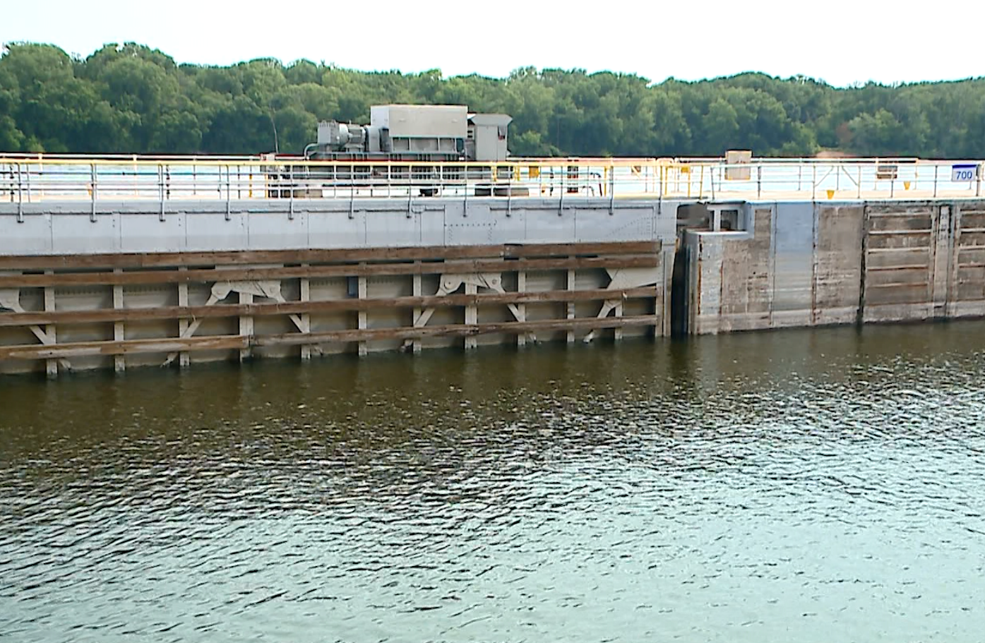Army Corps of Engineers installs new gates at Lock and Dam 7 | Local ...