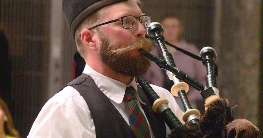 Bagpipe concert wows crowd at Valley View Mall | Local News | news8000.com