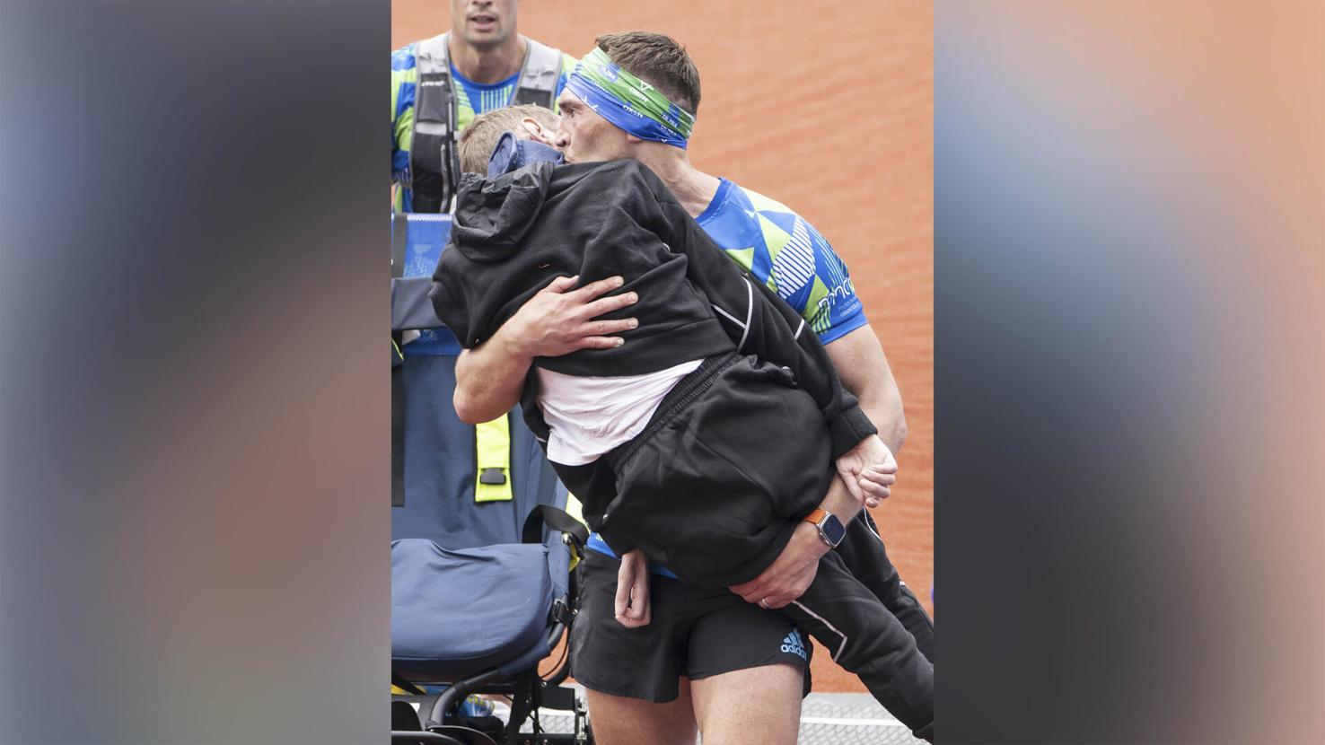 Kevin Sinfield carries friend and former teammate Rob Burrow across ...
