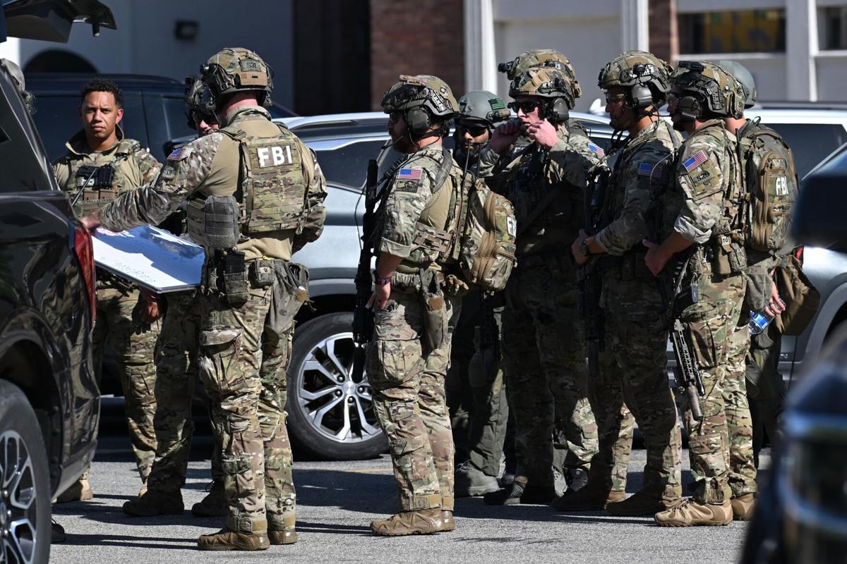 Suspect who took 10 hostages is dead after hourslong bomb threat at ...