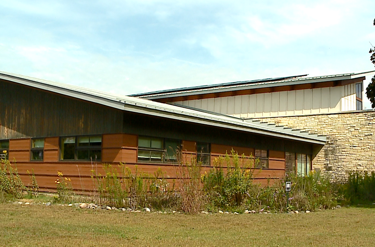 The Nature Place cuts ribbon on new solar array | La Crosse | news8000.com