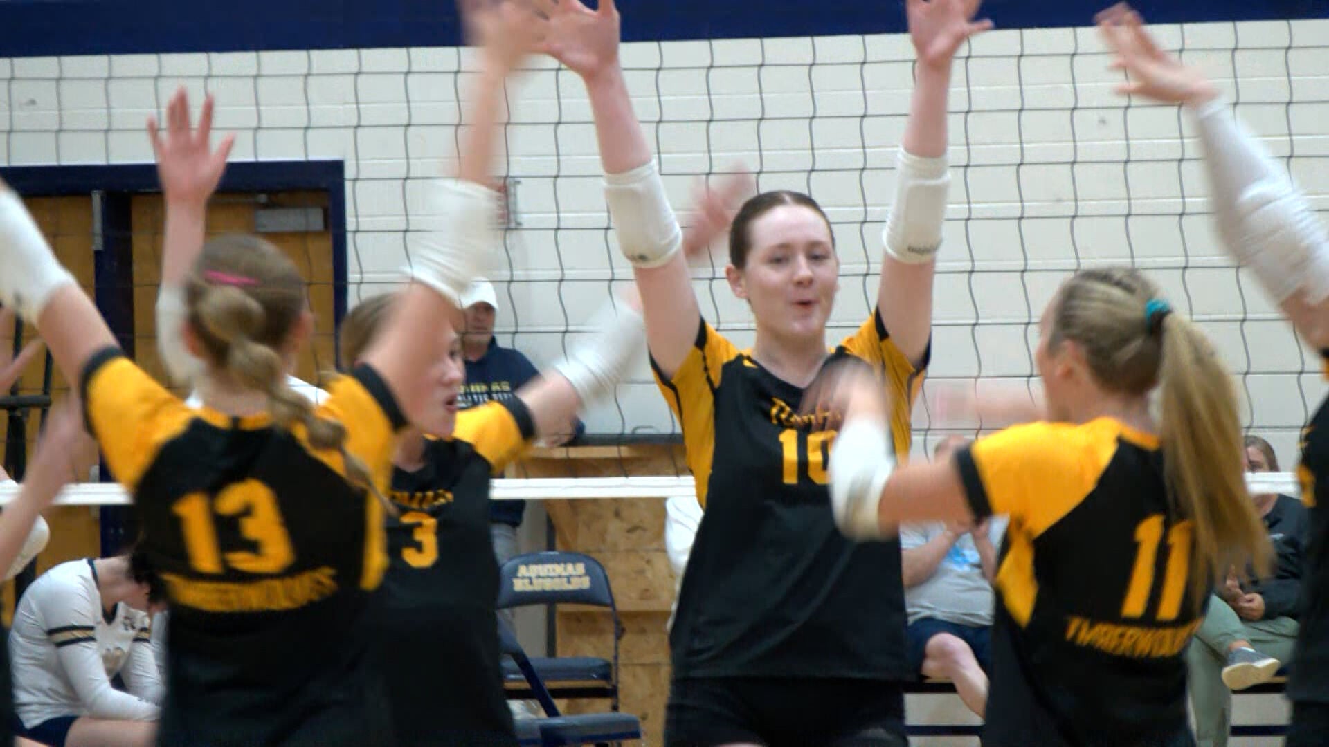 Timberwolves sweep Blugolds in MVC volleyball match | Sports | news8000.com