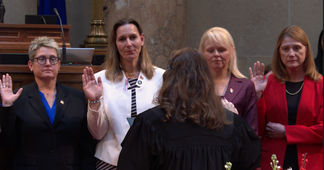 Wisconsin lawmakers sworn in as a new legislative session begins ...