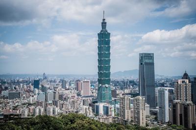 American rock climber Alex Honnold reaches top of Taipei 101 skyscraper ...