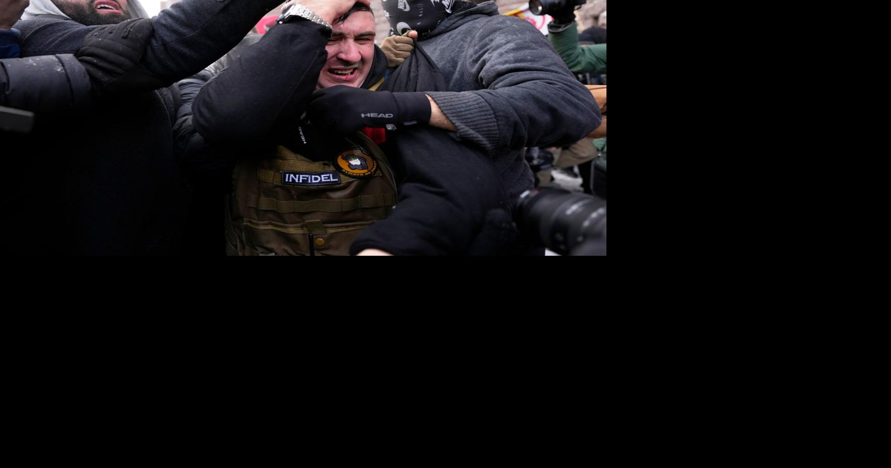 Photos show anti-ICE crowd chase off pro-ICE demonstrators from ...