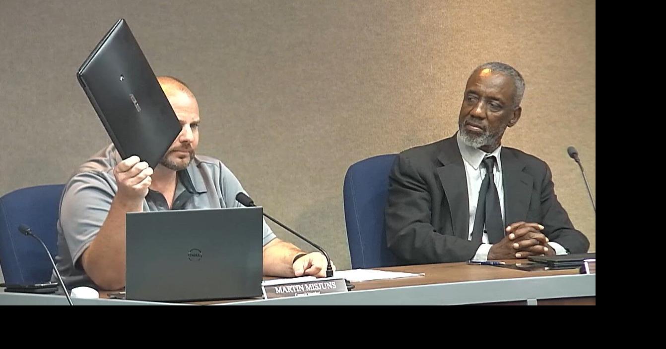 Council wraps meeting before workplace resolution discussion