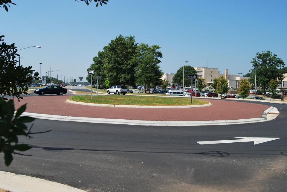 Traffic circle opens in Eden