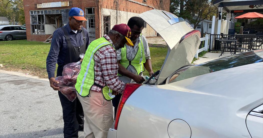 Turkey giveaway helps brighten the holidays | Local News | newsargus.com