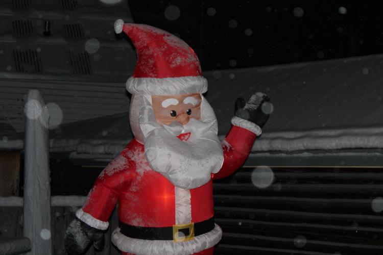 Shoppers, Santa usher in the holiday spirit at Pioneer Park | Local ...