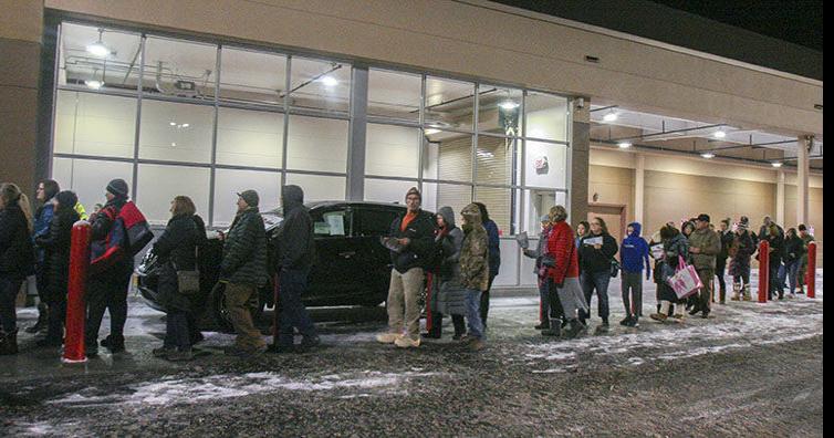 Shoppers eagerly line up as Costco opens its doors in Fairbanks ...