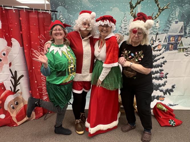 Grumpy Santa play delights children in Healy | Kris Capps | newsminer.com