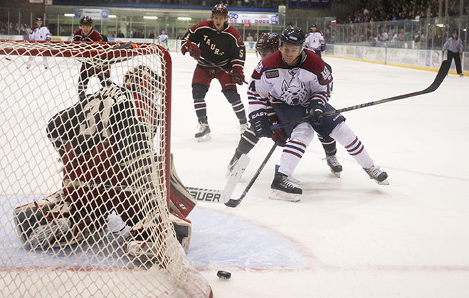 Ice Dogs beat Minotauros 3-2 | Ice Dogs | newsminer.com