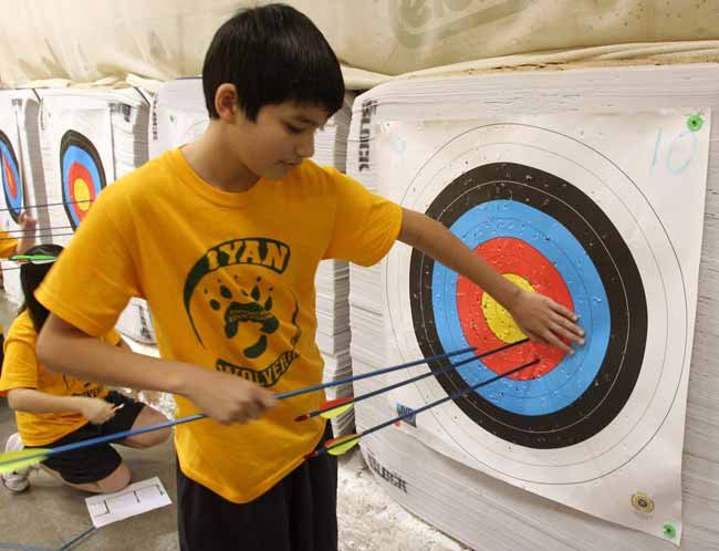 Archery class at Ryan Middle School teachers students to shoot ...