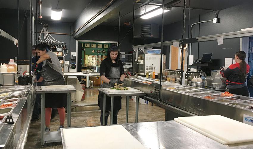 Fairbanks pizza restaurant bumps up its pay to $20 an hour in a bid for ...