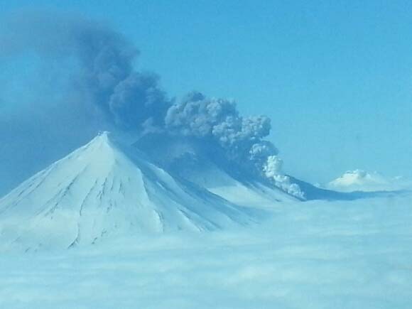 Alaska volcano continues to erupt, with lava, ash | Alaska News ...