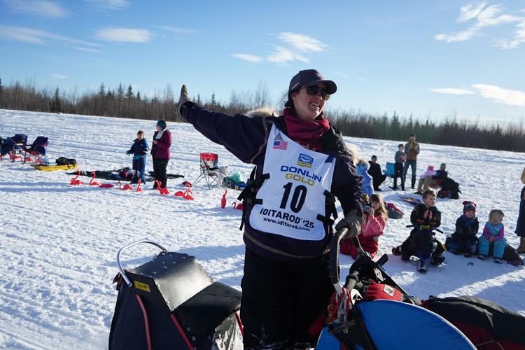 Iditarod restart brings thousands to Pike's Landing | Local News ...