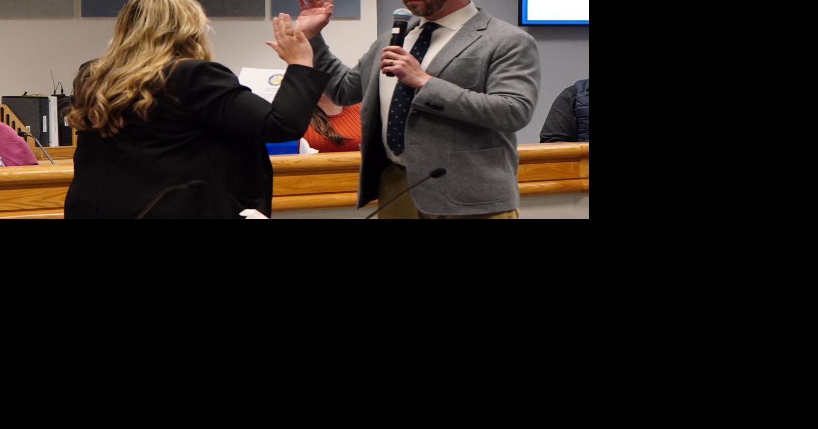 New borough mayor, assemblymembers sworn in | Local News | newsminer.com