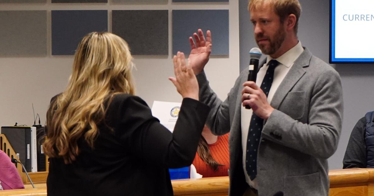 New borough mayor, assemblymembers sworn in | Local News | newsminer.com New borough mayor, assemblymembers sworn in | Local News | newsminer.com
